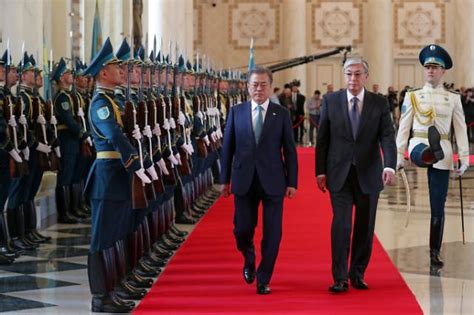 [포토] 카자흐스탄 의장대 사열하는 문 대통령 아주경제