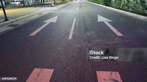 도로에 두 개의 흰색 화살표가 있습니다 아스팔트에 화살표 기호 결정에 대한 스톡 사진 및 기타 이미지 결정 속도 개념 Istock