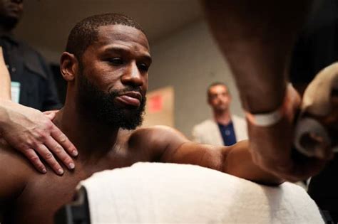 Floyd Mayweather Parece Que Se Rompió La Mano En Su Exhibición