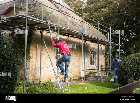 Scaffold Workers Erecting Scaffolding Stock Photo Alamy