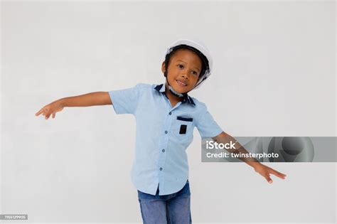 아 프리 칸 아메리칸 유치원 소년 착용 하드 모자 헬멧 아웃 스트레칭 팔 아이에 대한 스톡 사진 및 기타 이미지 아이 아프리카 민족 엔지니어 Istock