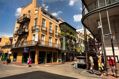 버번 스트리트 뉴올리언스 루이지애나의 프렌치 쿼터 바와 레스토랑 Mardi Gras에 대한 스톡 사진 및 기타 이미지 Mardi Gras New Orleans