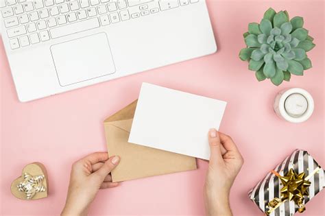 분홍색 파스텔 테이블 상단 보기에 카피 스페이스와 공예 봉투를 들고 여자 손 발렌타인 데이플랫 평지 구성 행복한 여자의 날 엽서에 대한 스톡 사진 및 기타 이미지 Istock