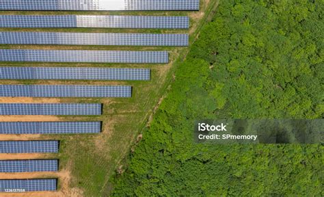 태양 전지판 태양 광 발전소는 햇빛을 전기로 변환하는 장치입니다 태양 전지는 태양광 효과를 통해 전기를 생성하는 데 사용할 수 있습니다 태양열 발전소에 대한 스톡 사진 및