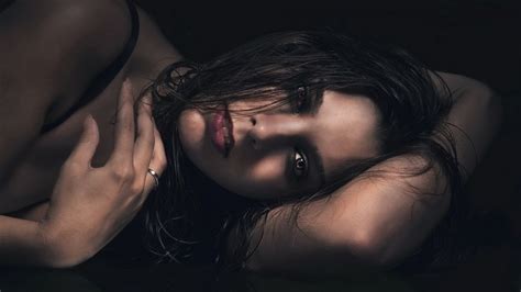 배경 화면 얼굴 여자들 초상화 반지 눕다 검은 머리카락 입 감정 사람 소녀 아름다움 눈 손 레이디 어둠 감각 근육 사진 촬영 예술 모델