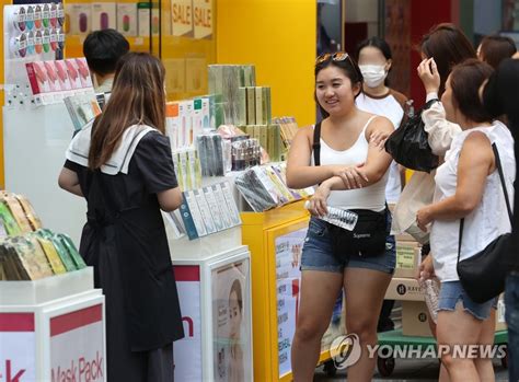 화장품 가게 둘러보는 외국인 관광객들 연합뉴스
