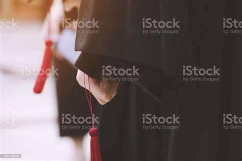 졸업 학생 개시 성공 졸업생 대학 개념 교육 축 하의 동안 손에 모자를 개최 졸업식 대학에서 졸업생을 축 하 드립니다 소프트 포커스 교육에 대한 스톡 사진 및 기타 이미지