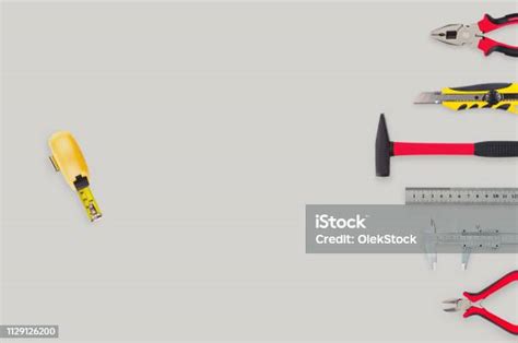 흩어져 전문 도구 및 작업실에 회색 테이블에 별도로 테이프 측정 합니다 최고의 볼 수 있습니다 건물 개념입니다 텍스트에 대 한 공간을 복사 강철에 대한 스톡 사진 및 기타