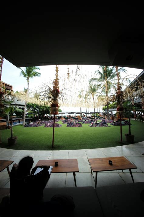 잔디밭과 나무가 있는 방에 있는 테이블과 의자 그룹 사진 Unsplash의 무료 이미지