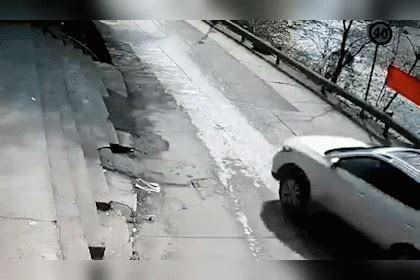 四川小车飞速撞上路牙 瞬间翻了个底朝天 底朝天 上路 小车