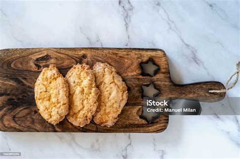 Perrunillas는 여러 스페인 마을에서 흔히 볼 수 있는 전통적인 달콤한 페이스트리의 일종입니다 주요 성분 라드 계란 밀가루 설탕 기름 계피 레몬 아몬드 및 브랜디 0