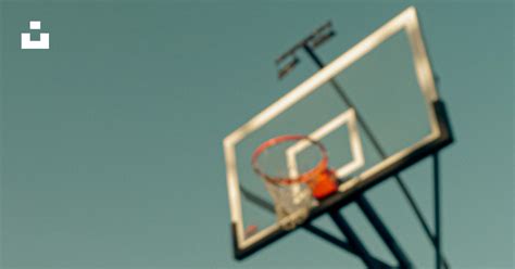 농구 골대가 있는 농구 골대 사진 Unsplash의 무료 회색 이미지