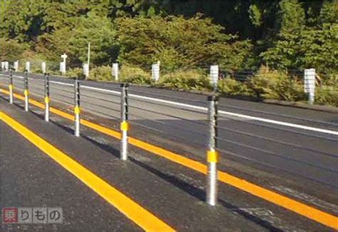 2車線高速で「緊急対策」 中央分離帯、ポールをロープに 乗りものニュース