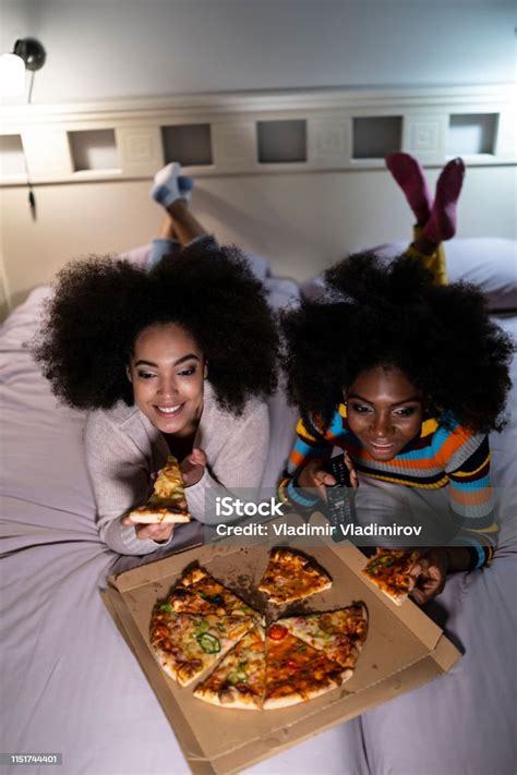 집에서 휴식 하 고 침대에 피자를 먹는 아프리카 여성 밤 하루 시간대에 대한 스톡 사진 및 기타 이미지 밤 하루 시간대 Tv 보기 피자 Istock