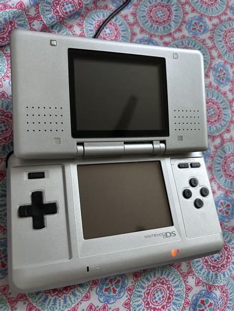 Original Ds With R4 Card R Roms