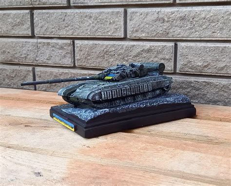 Купить Статуетка Танк Т64 БВ з гіпсу ручної роботи Патріотичний сувенір та подарунок розмір