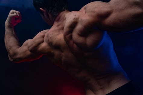 색깔연기와 함께 검은 배경에 고립 된 근육을 보여주는 근육 남자 건강한 라이프 스타일의 개념 건강한 생활방식에 대한 스톡 사진 및 기타 이미지 Istock