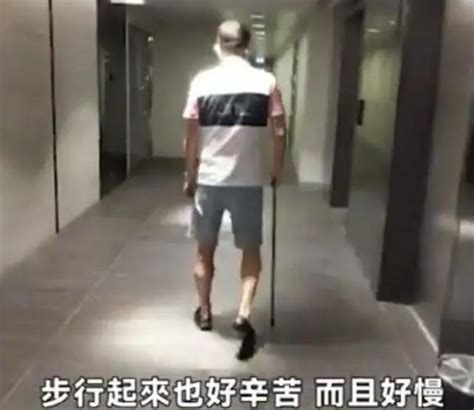 李嘉欣老公独自拄拐现身医院 步履蹒跚背影略显孤单新浪图片