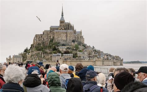 Comment Le Mont Saint Michel Tente Dendiguer Le Fléau Du Sur Tourisme