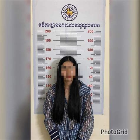 នគរបាលខណ្ឌទួលគោកឃាត់ខ្លួនយុវតីម្នាក់ភ្លាមៗបន្ទាប់ពីបន្លំលួចគ្រឿងអលង្ការក្នុងតូបមួយនៅផ្សារសាមគ្គី