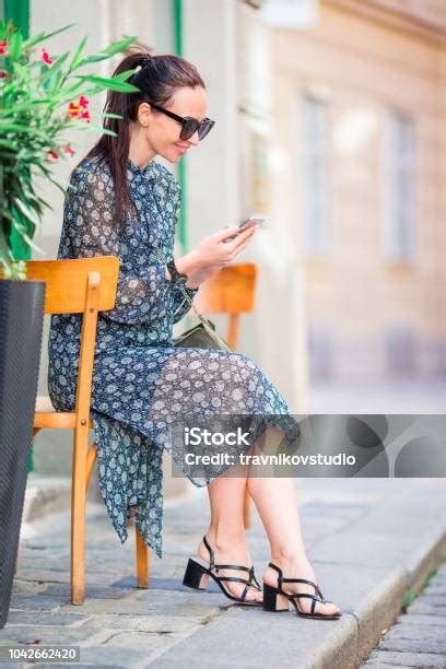 여자는 도시에서 그녀의 스마트폰으로 얘기 야외 이탈리아 도시에서에서 젊은 매력적인 관광 거리에 대한 스톡 사진 및 기타 이미지