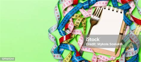녹색 배경에 다채로운 측정 테이프 포크 펜 및 메모장의 구성 다이어트 제어 및 디자인에 대 한 빈 공간의 최고 보기 0명에 대한 스톡 사진 및 기타 이미지 Istock