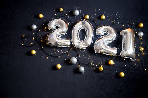 실버 호일 풍선은 화환과 공검은 배경에 숫자 2021을 했다 휴일 파티 장식 새해 축하 축하 컨셉 0명에 대한 스톡 사진 및 기타 이미지 Istock