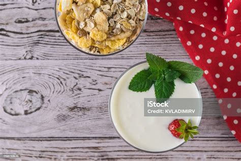 나무 테이블에 민트와 오트밀 그릇과 요구르트와 딸기의 그릇 플랫 레이 건강한 식생활에 대한 스톡 사진 및 기타 이미지 건강한 식생활 과일 그래놀라 Istock
