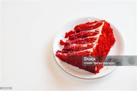 흰 접시에 빨간 케이크 조각 디저트 레드 벨벳 케이크 맛있는 크림의 흰색 층과 달콤한 케이크를 식욕을 돋우는 0명에 대한 스톡 사진 및 기타 이미지 Istock