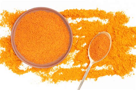 흩어져있는 붉은 칠리 배경에 금속 숟가락과 점토 접시에 붉은 칠리 고추 향신료 매크로 플랫 레이 채식 음식 개념 가루로 빻은에 대한 스톡 사진 및 기타 이미지 Istock