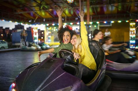 놀이 공원에 그들의 주말 여행을 즐기고 있는 두 젊은 여자 재미에 대한 스톡 사진 및 기타 이미지 재미 놀이 공원 여자의 우정 Istock