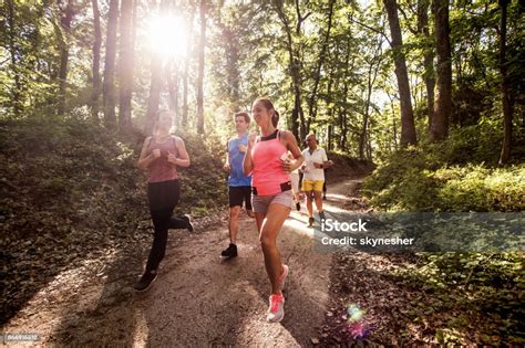 자연 속에서 맑은 하루 동안 마라톤을 실행 하는 운동 사람들의 그룹입니다 마라톤에 대한 스톡 사진 및 기타 이미지 마라톤 10000미터 건강한 생활방식 Istock