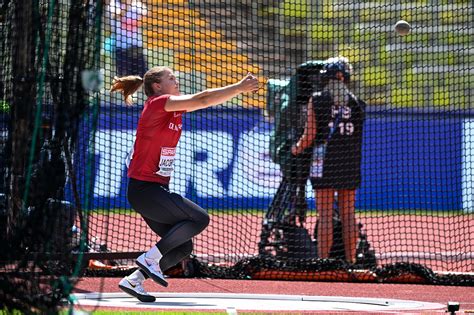 Europas Kastere Spiller Med Musklerne I Weekenden Sparta Atletik And Løb