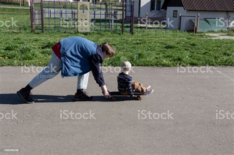 형은 어린 소년에게 공원의 놀이터에서 스케이트 보드를 타라고 가르칩니다 16 17 살에 대한 스톡 사진 및 기타 이미지 16 17 살 2 3 살 2명 Istock