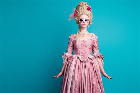 젊은 귀족 여자 선글라스 빈 공간 착용 바로크 드레스를 입는 사진 청록색 배경에 고립 16 17 살에 대한 스톡 사진 및 기타 이미지 16 17 살 가발 골동품