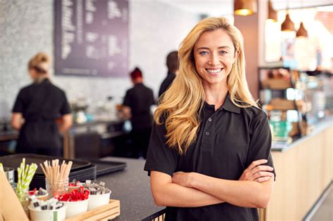 커피 숍이나 레스토랑에서 일하는 여성 주인과 직원의 초상화 20 24세에 대한 스톡 사진 및 기타 이미지 20 24세 고객