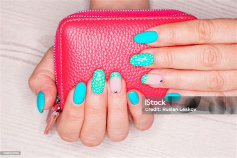 밝은 나무 배경에 청록색 네일 아트 여성 매니큐어 긴 아몬드 모양의 손톱 공휴일에 대한 스톡 사진 및 기타 이미지 공휴일 네일아트 디자인 Istock