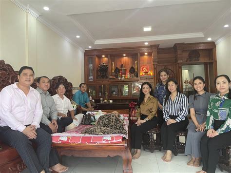 អ្នកឧកញ៉ា ម៉ៅ ចំណាន នាំយកថវិកាជូនភរិយារបស់អធិរាជសំឡេងមាស ស៊ីន ស៊ីសាមុត ដែលកំពុងមានជំងឺប្រចាំកាយ