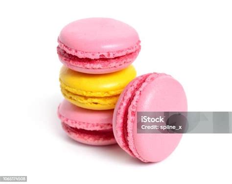 마카롱 또는 프랑스 마 카 롱입니다 옐로우와 핑크 작은 선물 절연 노랑에 대한 스톡 사진 및 기타 이미지 노랑 더미 떨어짐 Istock