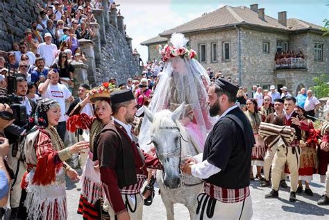 „Галичка свадба 2024“ Претседателката Сиљановска Давкова ги даруваше младите Вистина мк