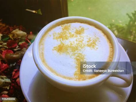 소프트 포커스에 아침에 햇빛을 가진 창 옆에 있는 꽃 테이블에 상단 및 크림 거품에 갈색 설탕을 가진 라 떼 커피 0명에 대한 스톡 사진 및 기타 이미지 Istock