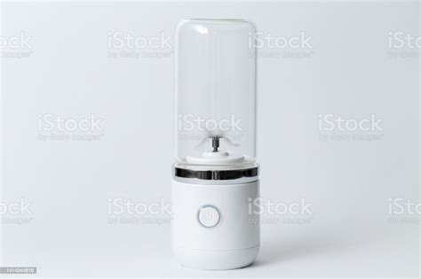 흰색 배경에 고립 된 스무디를 만들기위한 휴대용 미니 블렌더 유동성에 대한 스톡 사진 및 기타 이미지 유동성 블렌더 주서 Istock