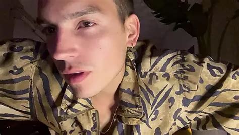 Geile Man Trekt Zijn Enorme Onbesneden Pik Af Kreunt En Komt Klaar