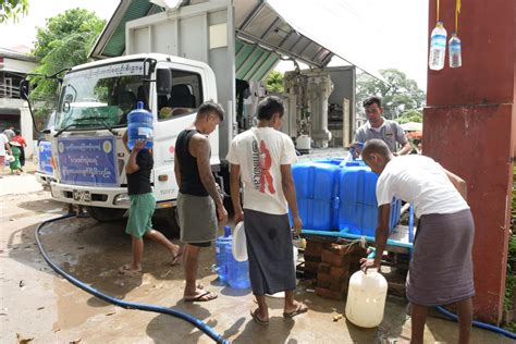 တောင်ငူမြို့ရှိ ရေဘေးရှောင်စခန်းများသို့ အင်ဖက်များနှင့် သောက်ရေသန့်များ ဖြန့်ဝေပေး