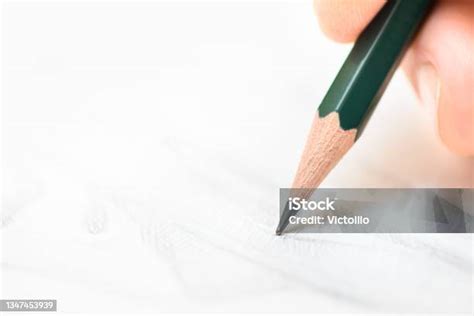 납 연필로 백서에 손을 그리고 부화합니다 텍스트 공간을 가진 뷰를 닫습니다 공란에 대한 스톡 사진 및 기타 이미지 공란 교육 그리기 Istock