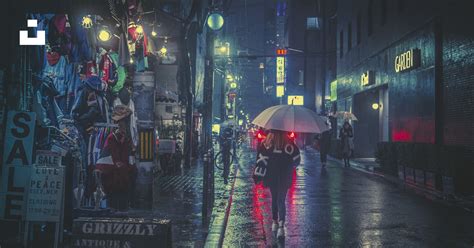 우산을 들고 거리를 걷고 있는 사람 사진 Unsplash의 무료 비 이미지