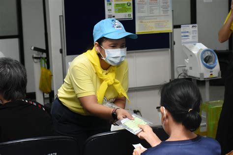 โรงพยาบาลเจริญกรุงประชารักษ์ สำนักการแพทย์ จัดกิจกรรม รพจ ห่วงใย ใส่ใจ สุขภาพมอบหน้ากากอนามัย