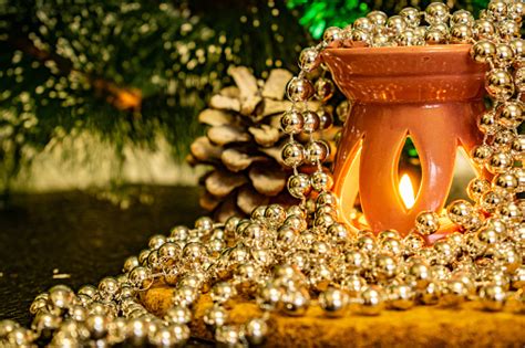 왁 스 양 초 선물 상자와 실버 구슬 축제 크리스마스 구성 새 해의 이브의 장식 따뜻한 빛 장식 원추 스탠드 및 비문에 대 한 공간을 가진 녹색 소나무 중 조명에 어두운