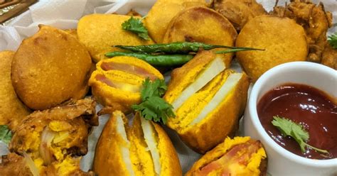 Crispy Assorted Pakoda Basket