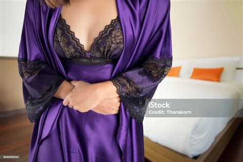 보라색 새틴 잠 옷에 여자 화장실으로 이동에 대 한 일어나 설사 문제 개념을 가진 사람 공중 화장실에 대한 스톡 사진 및 기타 이미지 공중 화장실 복부 위 Istock